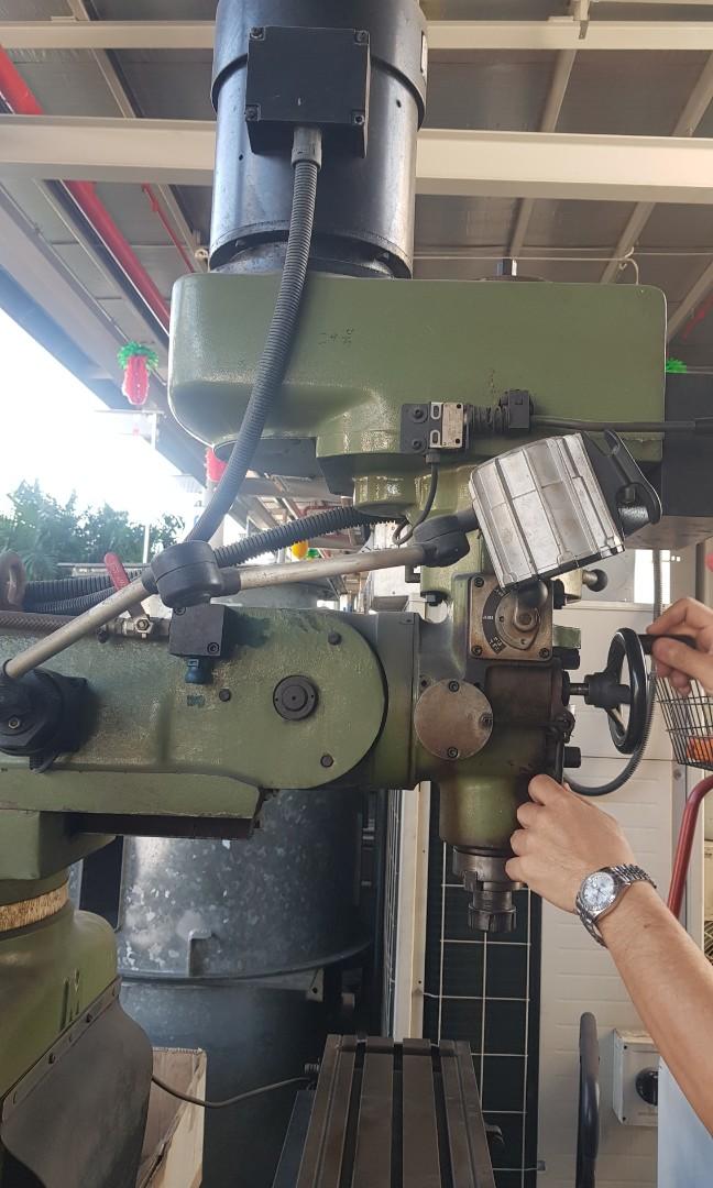 Topwell vertical milling machine, Everything Else on Carousell