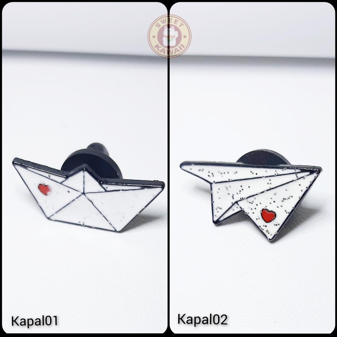 Bros Pin Bentuk Kapal Warna Putih, Fesyen Wanita, Perhiasan di Carousell