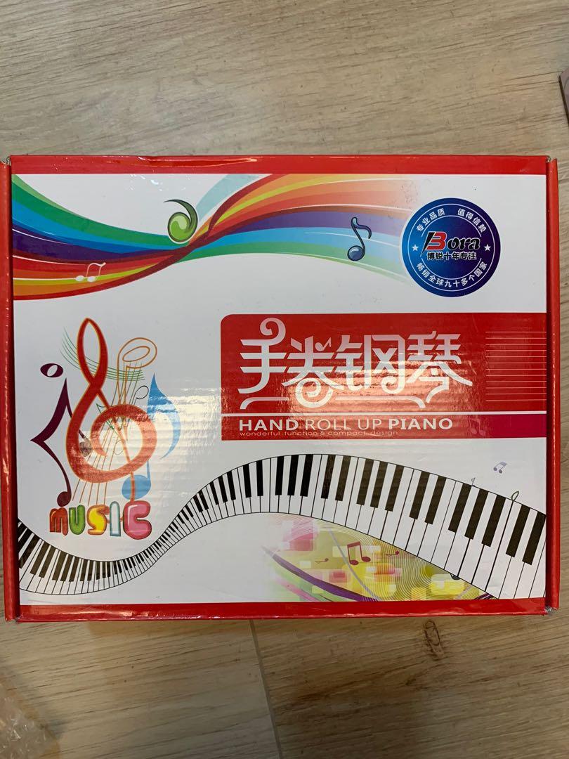 Rolling piano keyboard 手卷鋼琴 (全新), 興趣及遊戲, 音樂樂器 & 配件, 樂器 - Carousell