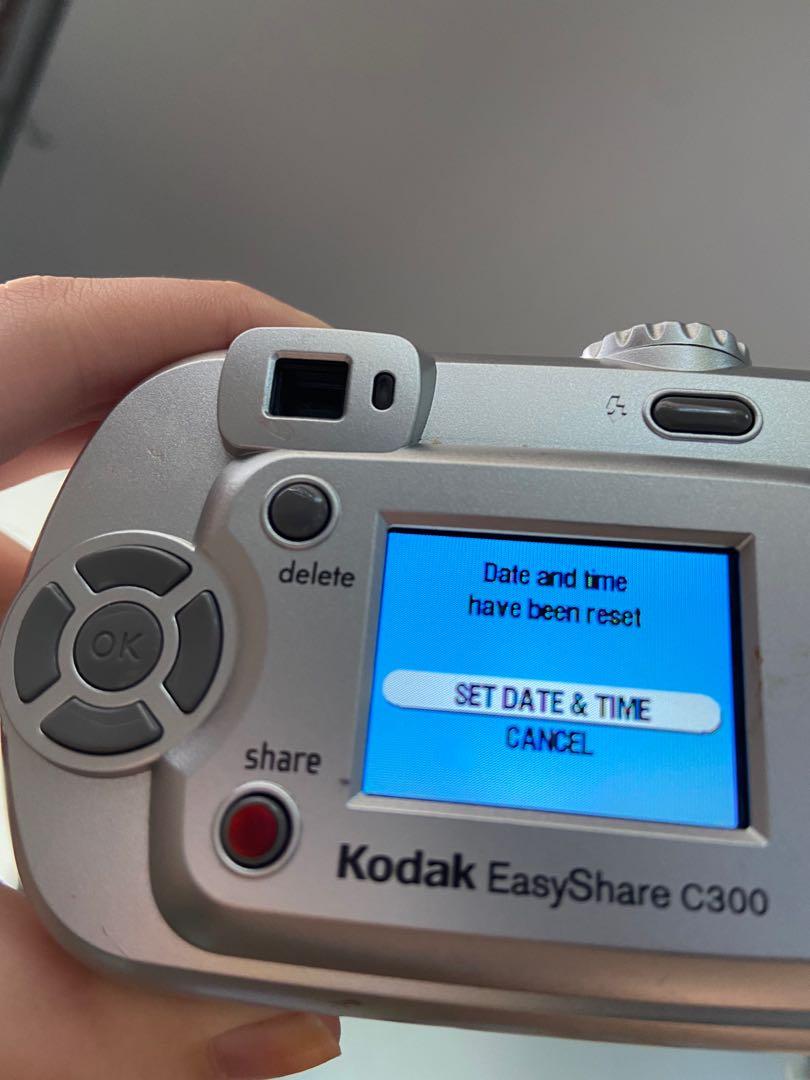 kodak easyshare C300 point and shoot vintage camera, Photography, Cameras on Carousell