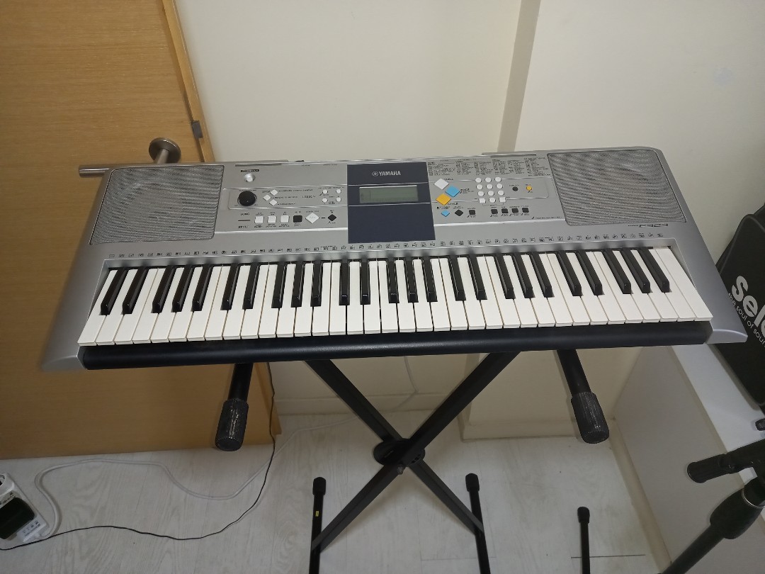 Yamaha PSR E323 keyboard, Hobbies & Toys, Music & Media, Musical Instruments on Carousell