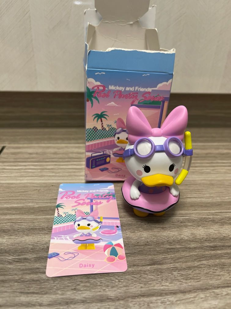 想換唐老鴨 Popmart pool party series mickey and friends 盲盒, 興趣及遊戲, 玩具 & 遊戲類 ...