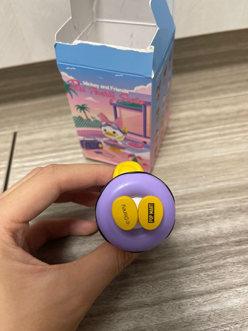 想換唐老鴨 Popmart pool party series mickey and friends 盲盒, 興趣及遊戲, 玩具 & 遊戲類 ...