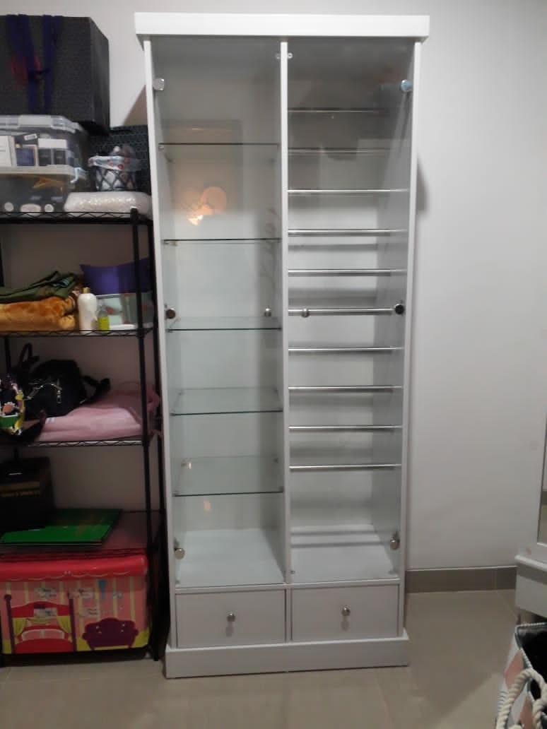 Rak kaca/lemari kaca hijab minimalis, Perabotan Rumah di Carousell