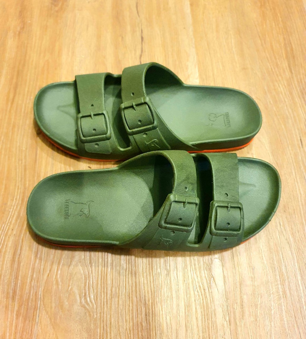 Authentic Cacatoes, Men's Fashion, Footwear, Slippers & Slides on Carousell