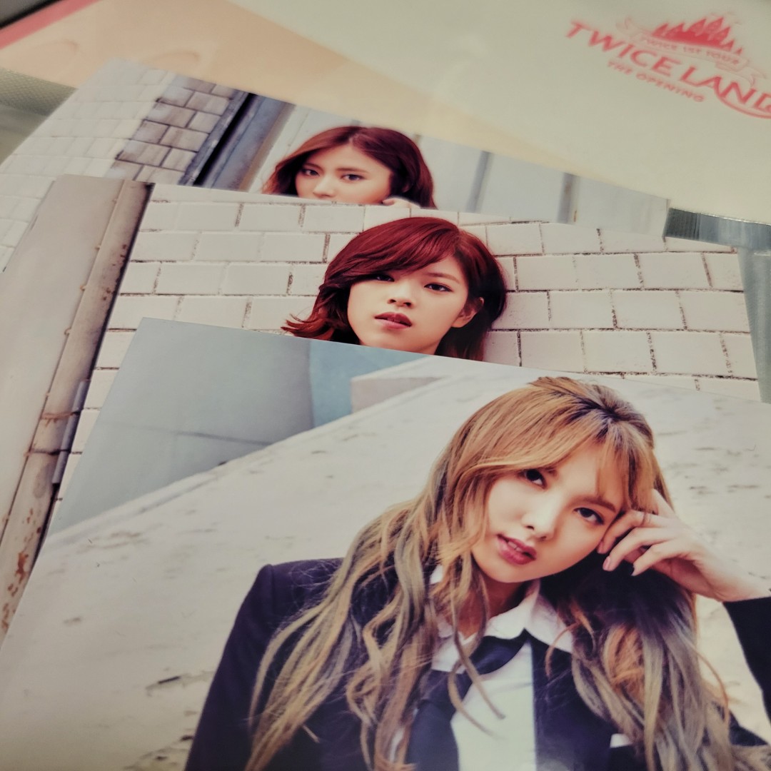 Twice showcase週邊 限量照片組 photo set, 書籍、休閒與玩具, 收藏、紀念品, K-Pop在旋轉拍賣