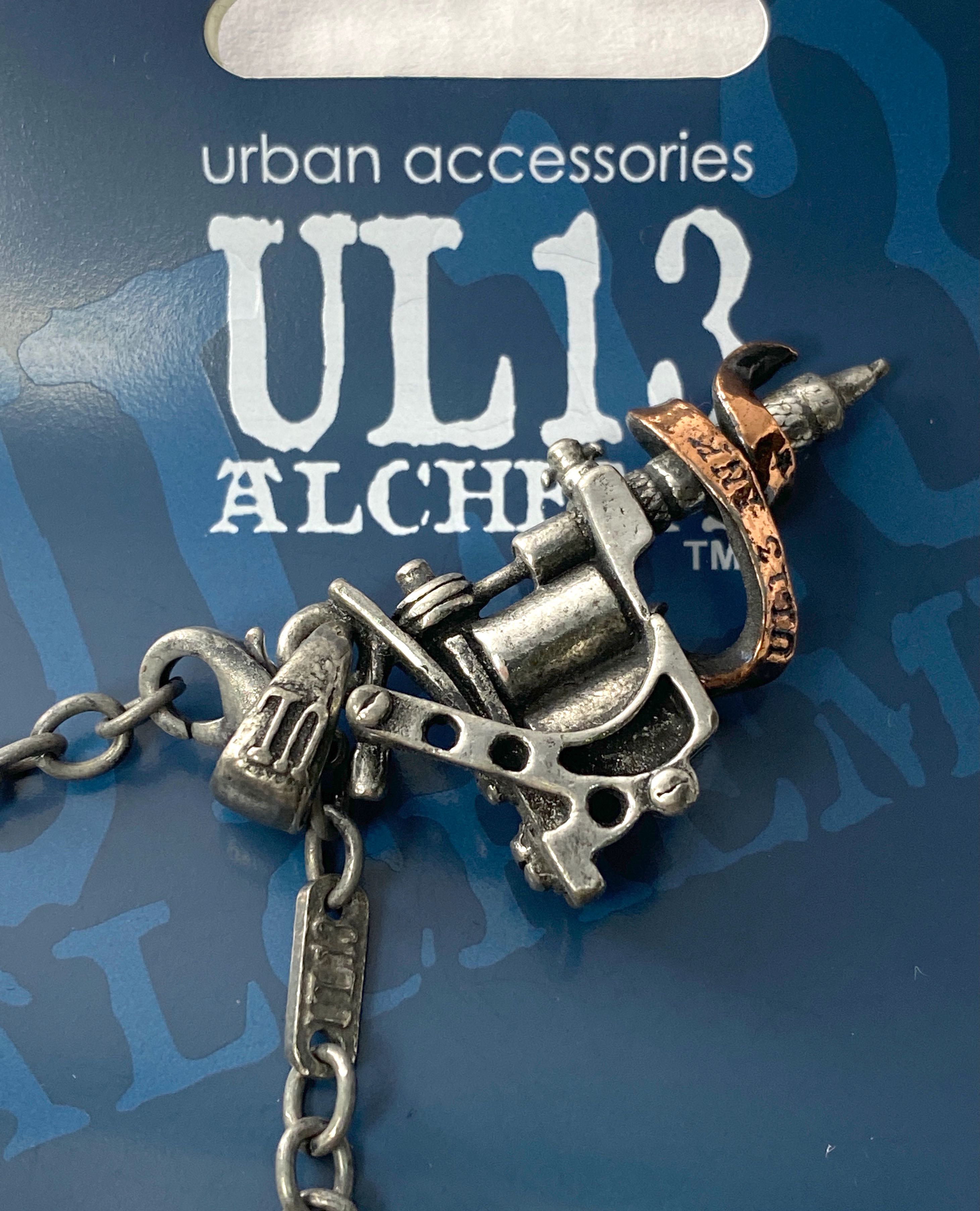 Alchemy gothic UL13 纹身槍吊咀連頸鏈 tattoo gun pendant, 興趣及遊戲, 玩具 & 遊戲類 ...
