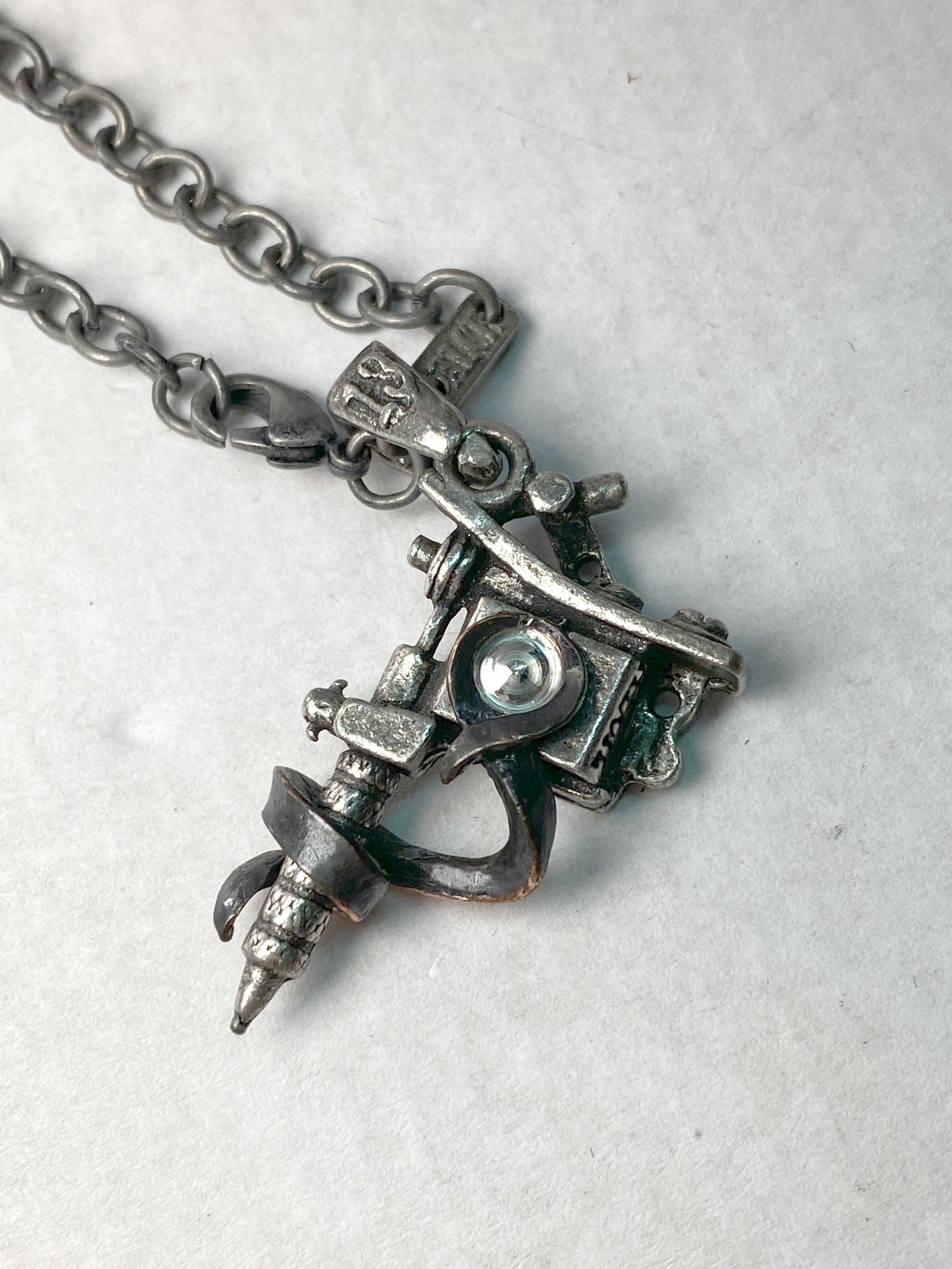 Alchemy gothic UL13 纹身槍吊咀連頸鏈 tattoo gun pendant, 興趣及遊戲, 玩具 & 遊戲類 ...