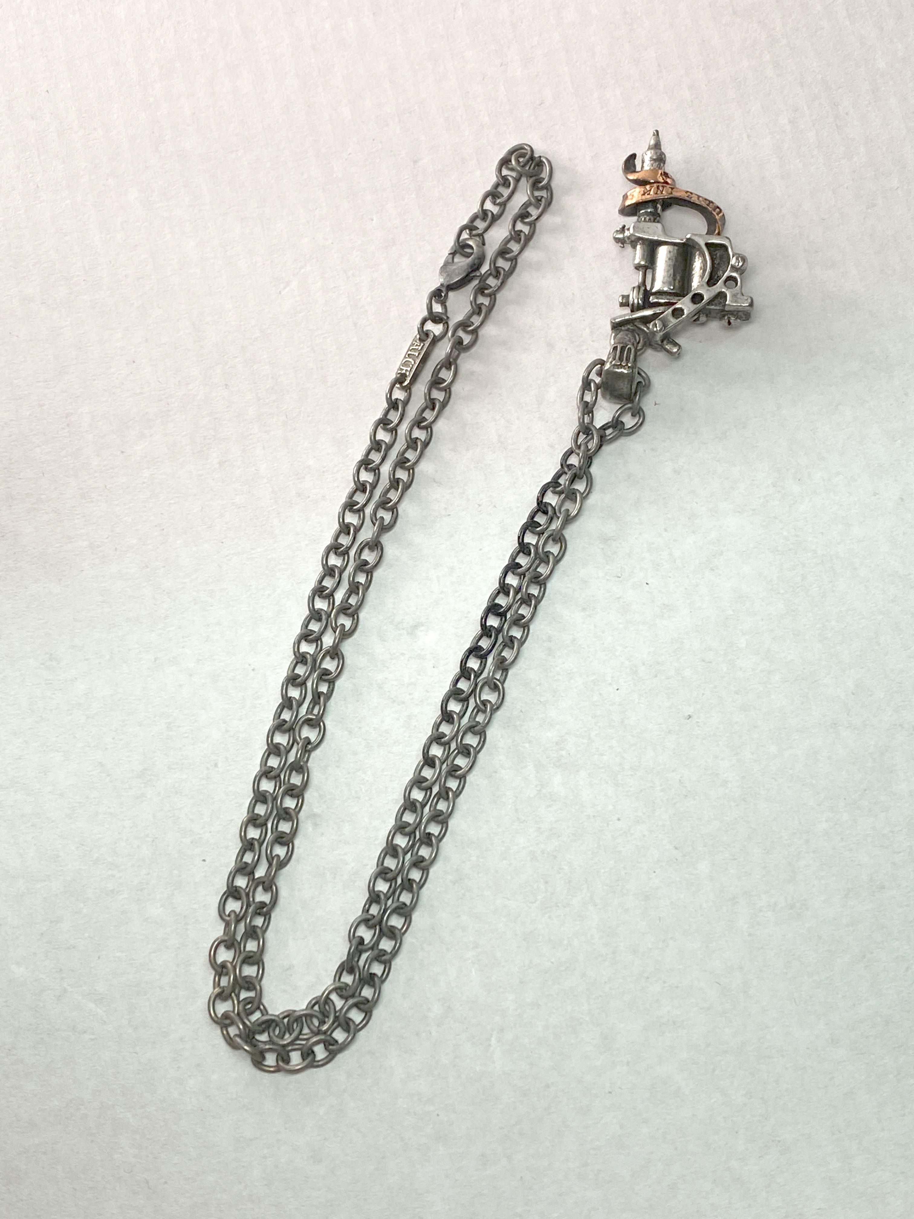 Alchemy gothic UL13 纹身槍吊咀連頸鏈 tattoo gun pendant, 興趣及遊戲, 玩具 & 遊戲類 ...