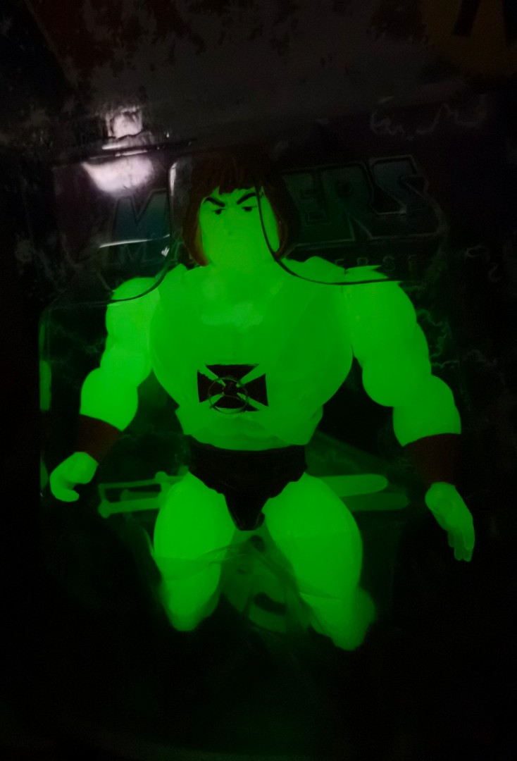 Masters of the universe transforming He-man 夜光, 興趣及遊戲, 玩具 & 遊戲類 - Carousell