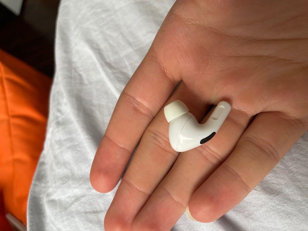 Singular airpod pro (right), Audio, Earphones on Carousell