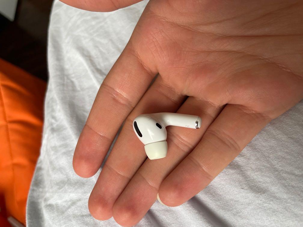 Singular airpod pro (right), Audio, Earphones on Carousell