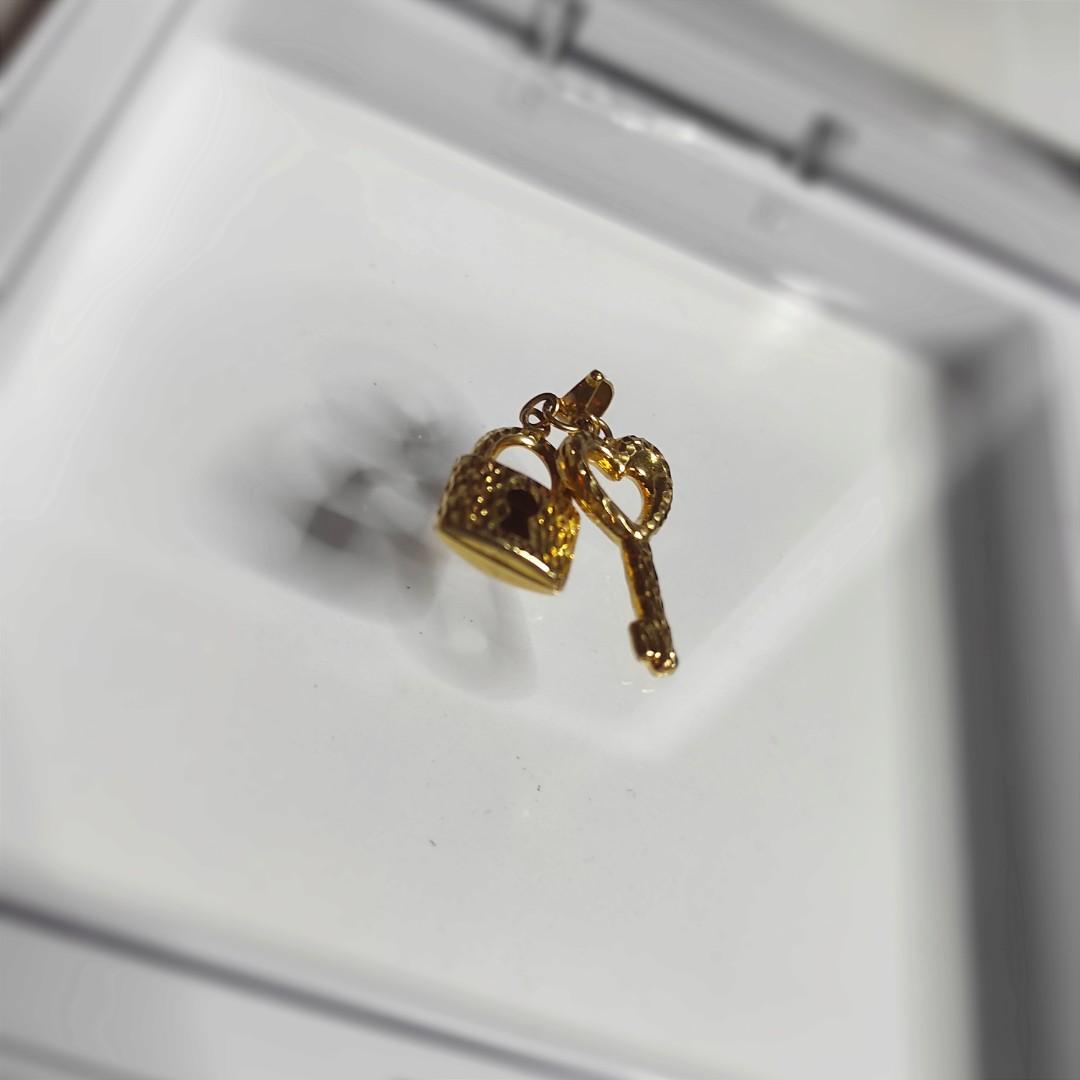 Pawnable 18K Saudi Gold Lock and Key Pendant, Women's Fashion, Jewelry ...