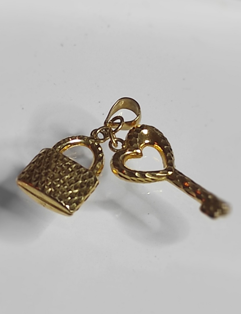 Pawnable 18K Saudi Gold Lock and Key Pendant, Women's Fashion, Jewelry ...