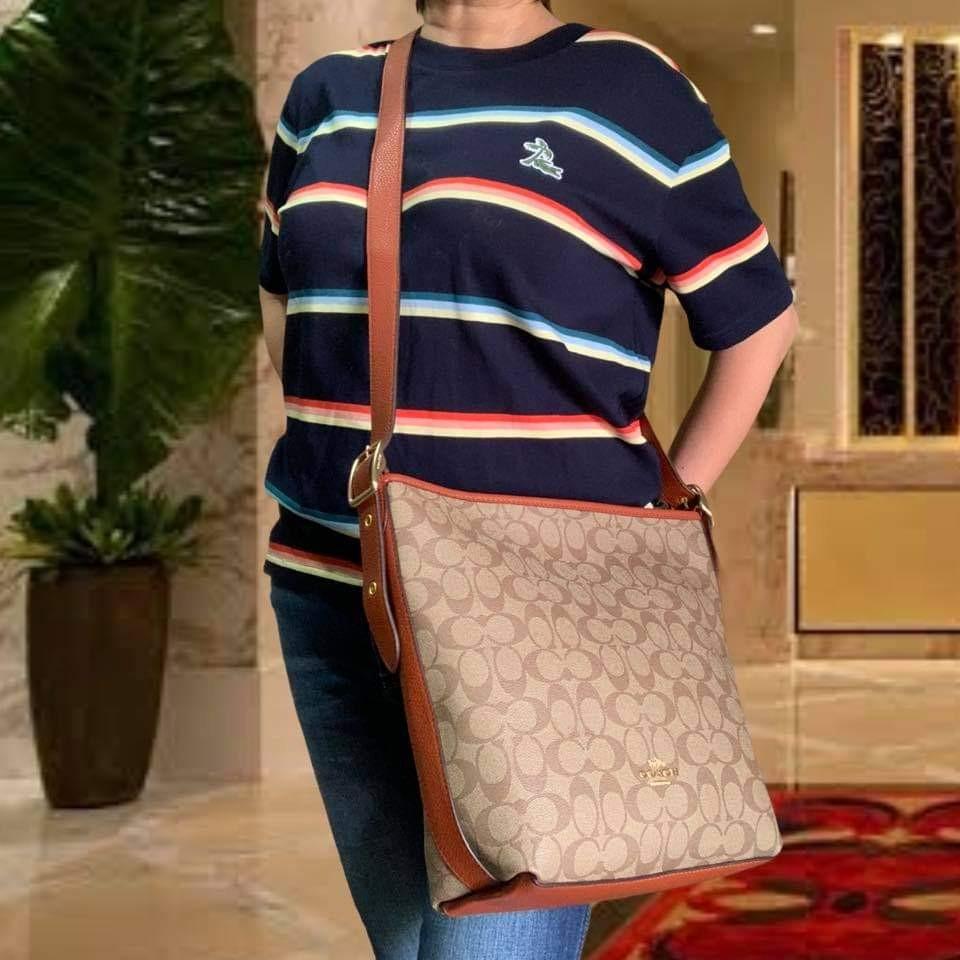 Coach Val Duffle in Sig Canvas C2819, Women's Fashion, Bags & Wallets ...