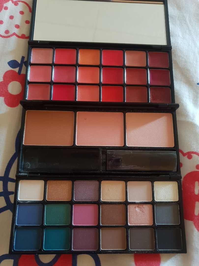Avon fold-up palette, Beauty & Personal Care, Face, Makeup on Carousell