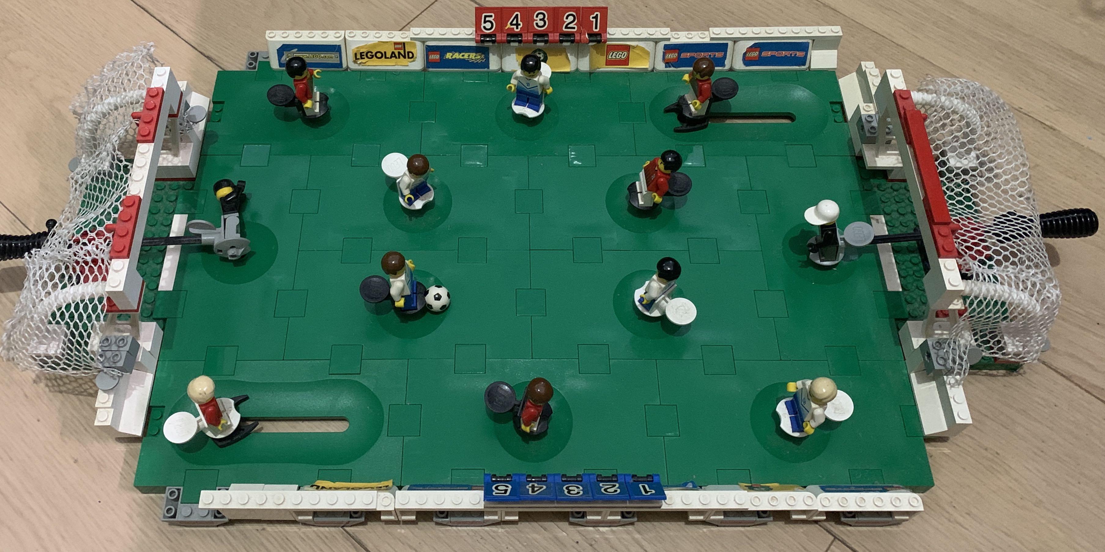 Lego 3425 絕版足球場, 興趣及遊戲, 玩具 & 遊戲類 - Carousell