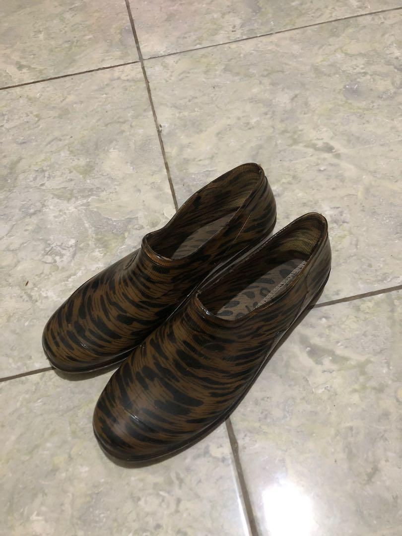 Sepatu high karet macan, Fesyen Wanita, Sepatu di Carousell