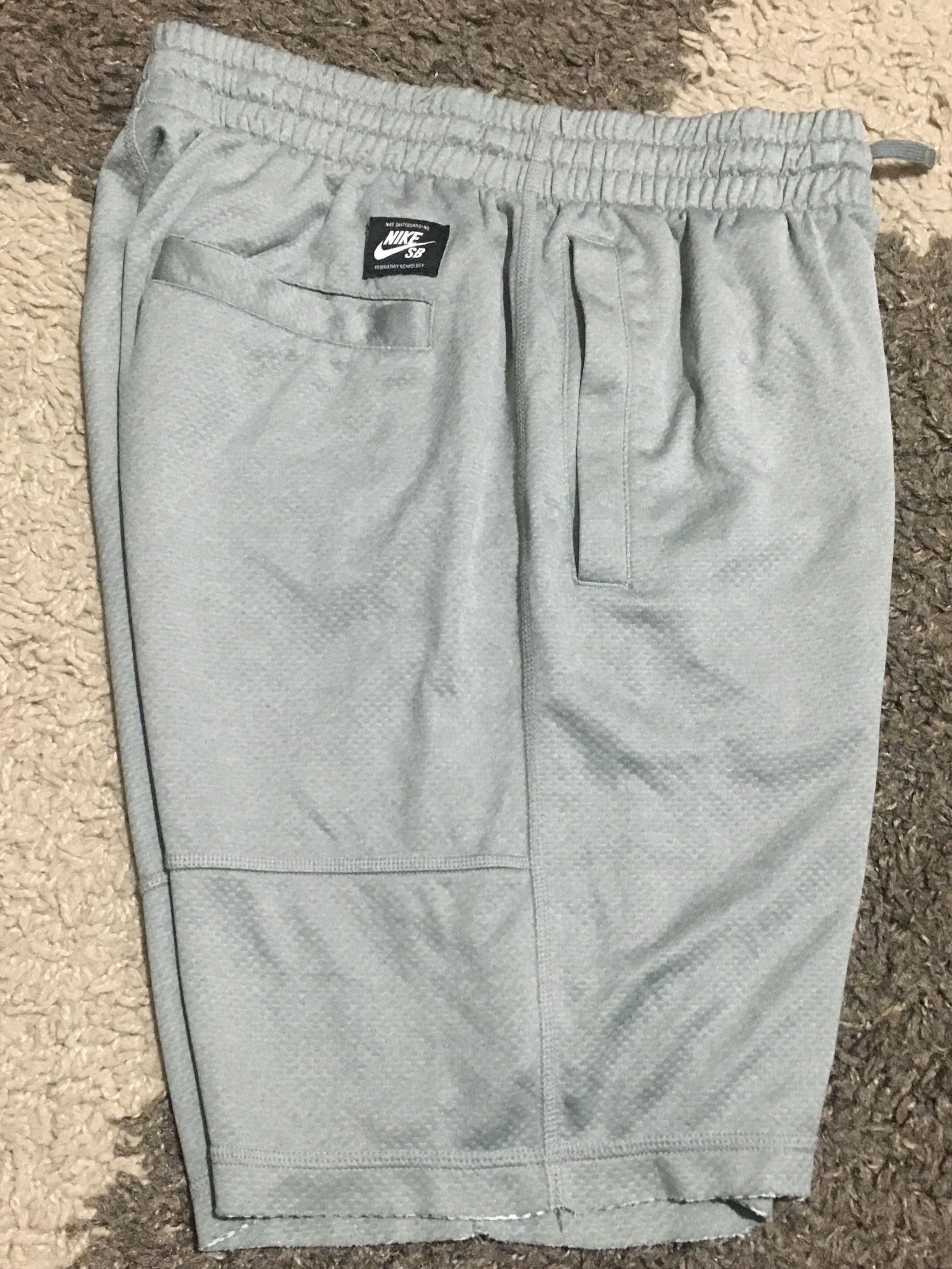 NIKE SB BIG SIDE SWOOSH ABOVE THE KNEE SHORTS ( M), Men's Fashion ...