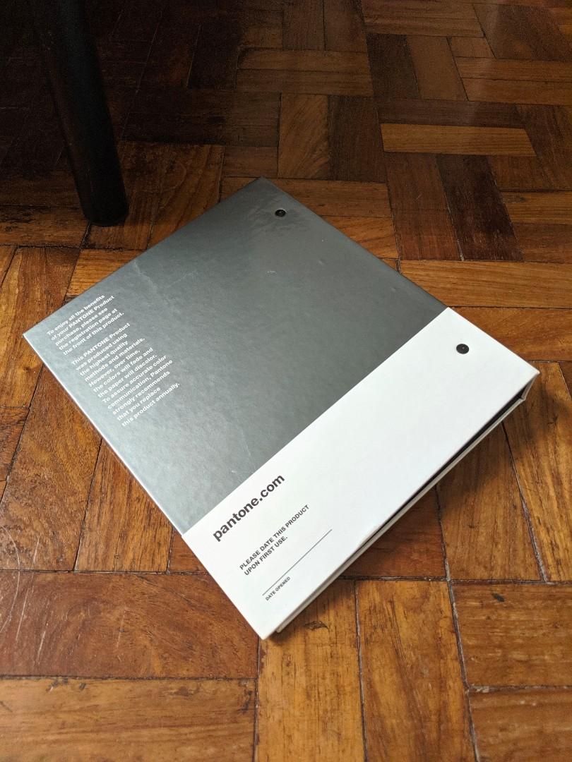 PANTONE Metallic Chips Coated The PLUS Series book, Hobbies & Toys ...