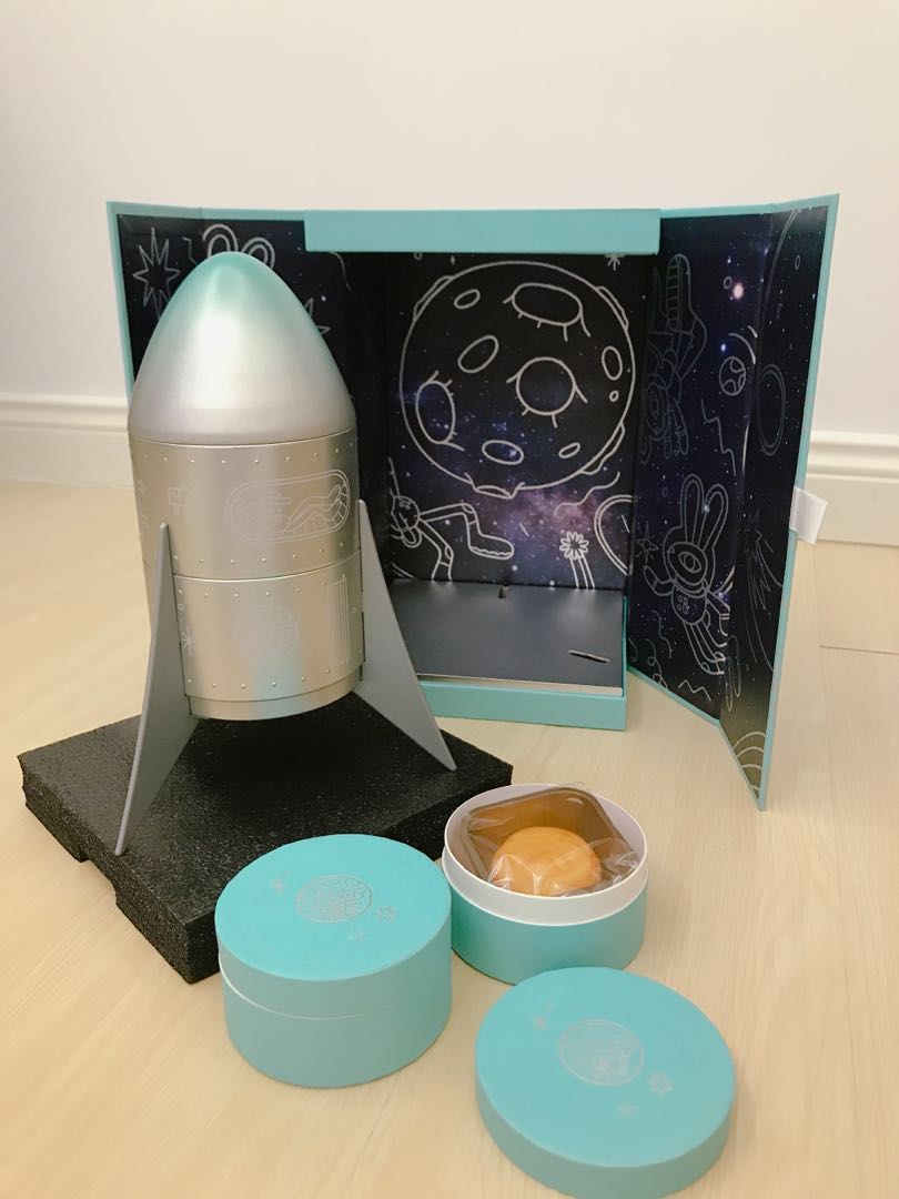 TIFFANY & CO. Limited Edition 2021 Rocket Mooncake , 興趣及遊戲, 玩具 & 遊戲類 ...