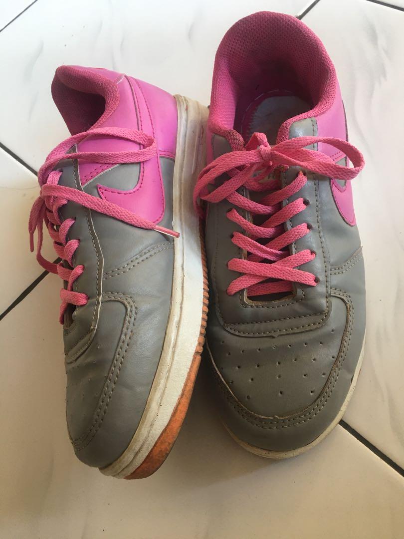 Sepatu nike air pink, Fesyen Wanita, Sepatu di Carousell