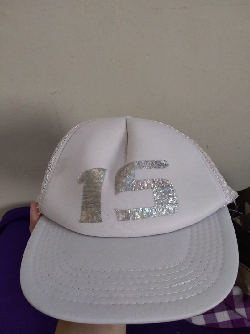 Topi putih angka, Fesyen Wanita, Aksesoris di Carousell