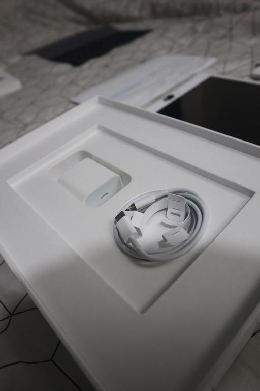 Ipad 8th Generation 128GB Complete with Boxes, receipt, Apple Keyboard ...