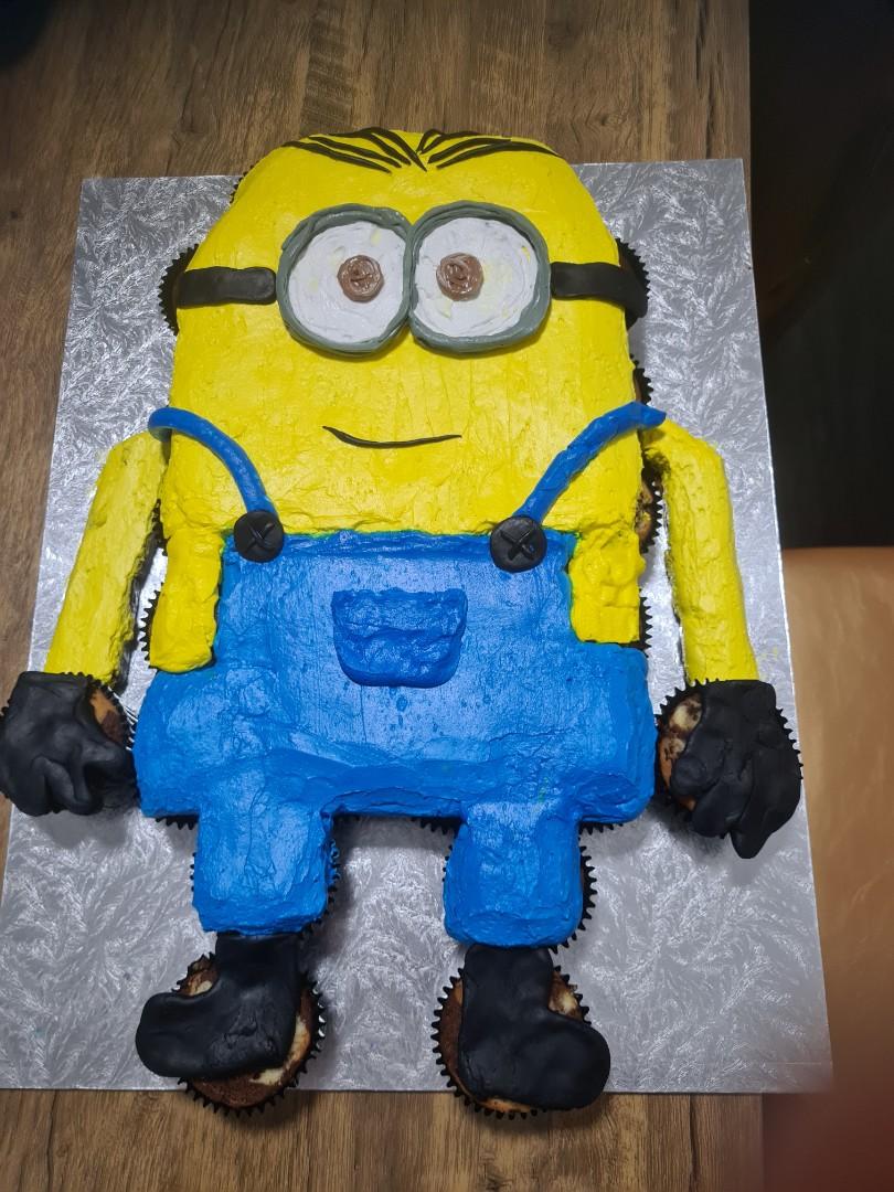 Minion Pull Apart Cupcake Cake