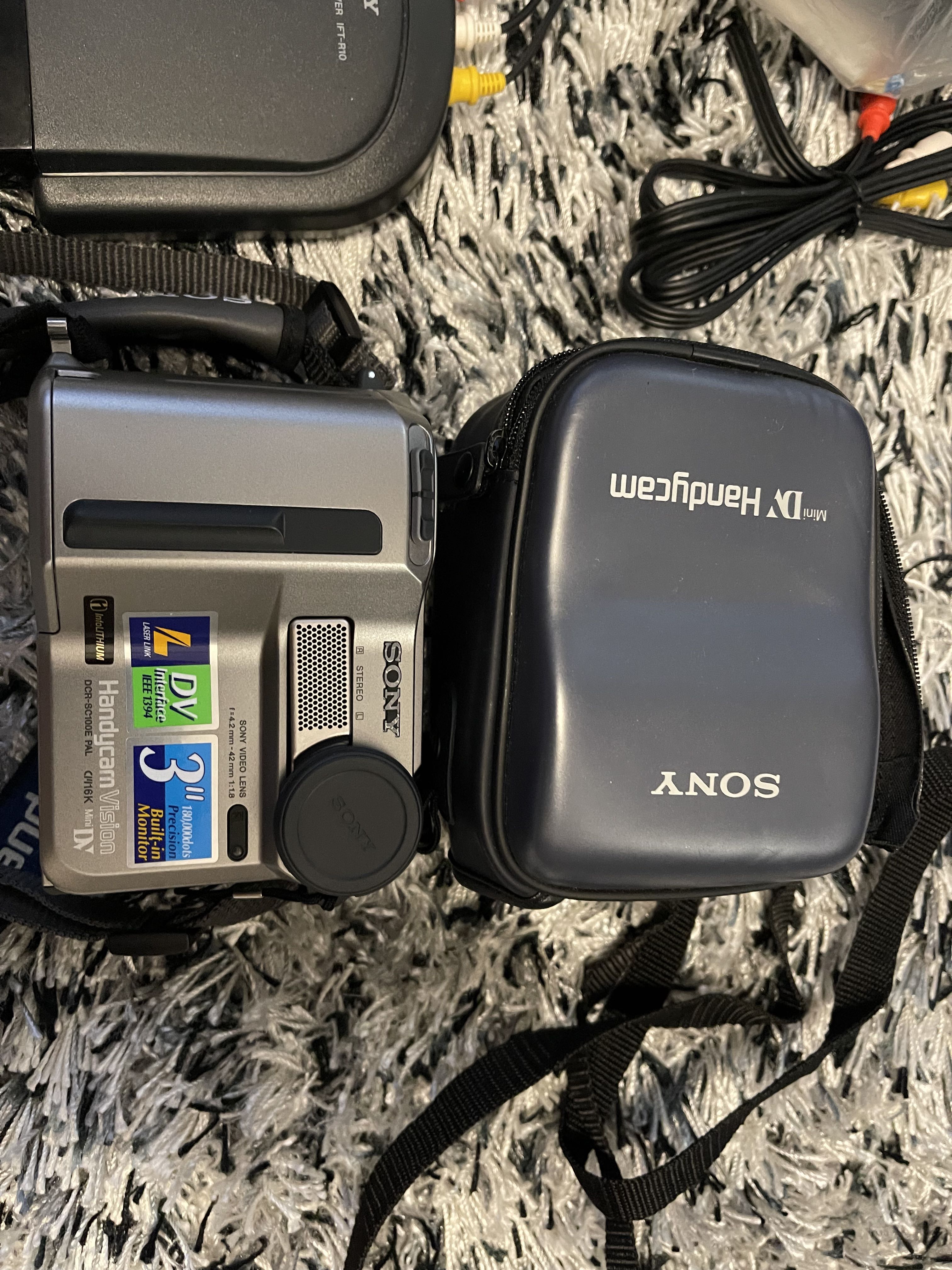 Sony handy Cam SC100 Video Camera 古董 收藏, 攝影器材, 攝錄機 - Carousell