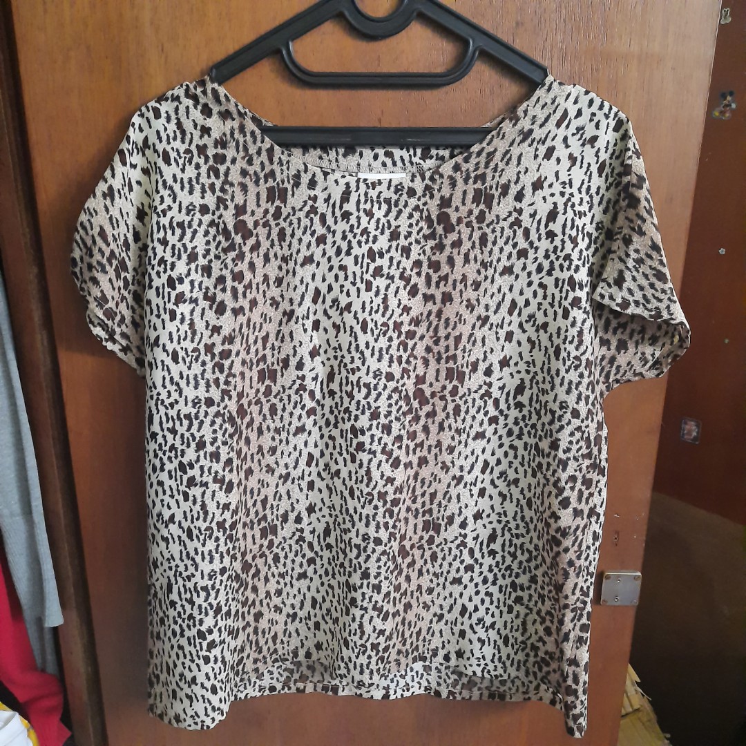 Top Sifon Motif Macan, Fesyen Wanita, Pakaian Wanita, Atasan di Carousell