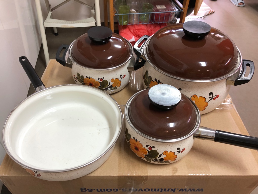 Flower design enamel cooking pots, Furniture & Home Living, Kitchenware ...