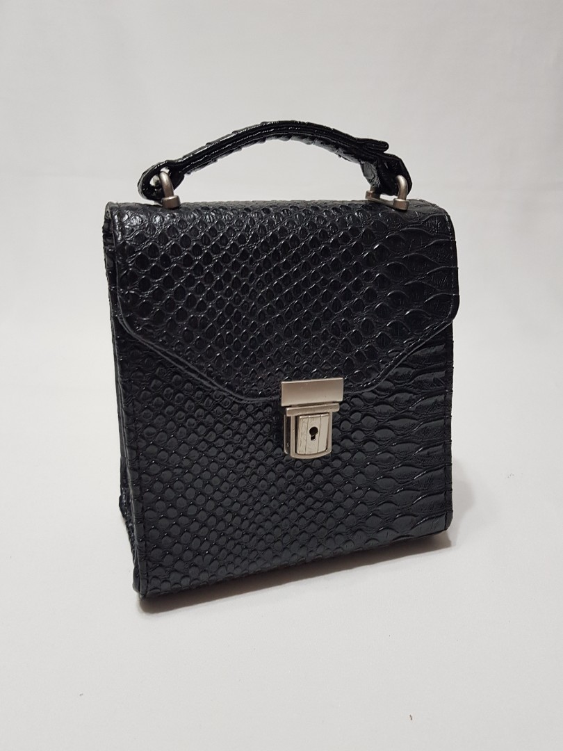 Structured box bag, Women's Fashion, Bags & Wallets, Cross-body Bags on ...