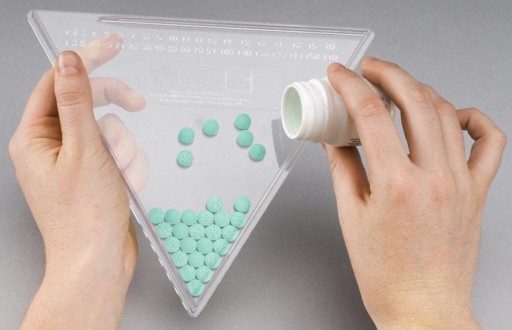 Tablet Counting Triangle 三角形數藥丸盤 [AD0131], 傢俬＆家居, 廚具和餐具, 餐桌布和紡織布品 ...