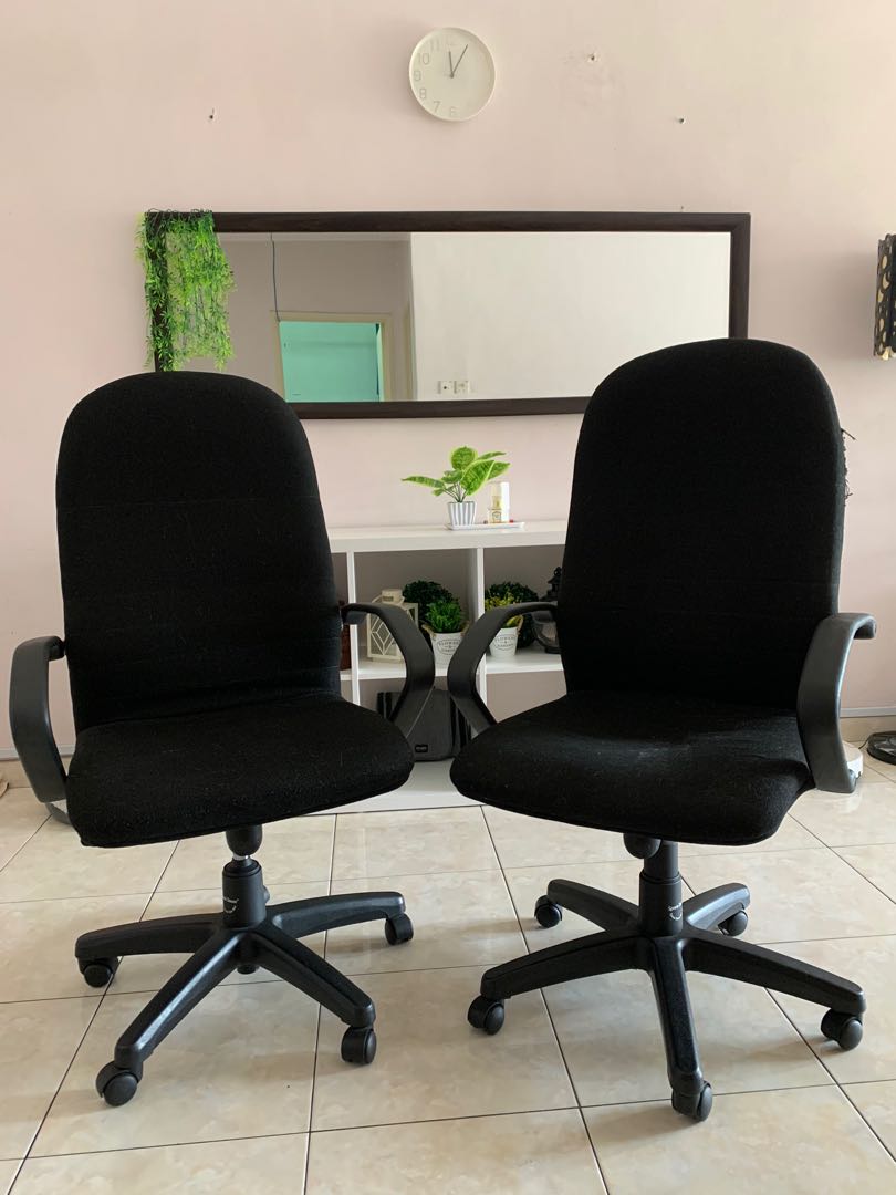 2 Kerusi Office, Furniture & Home Living, Furniture, Chairs on Carousell