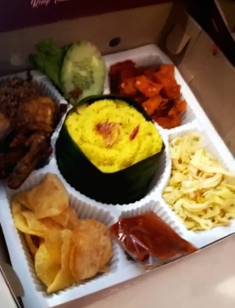 Nasi kuning box, Makanan & Minuman, Makanan Instan di Carousell