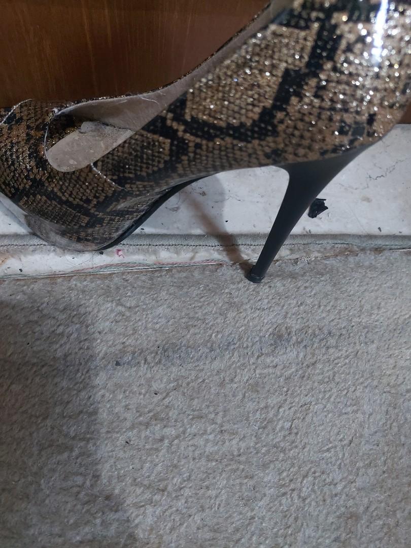 Sepatu high heels motif ular, Fesyen Wanita, Sepatu di Carousell
