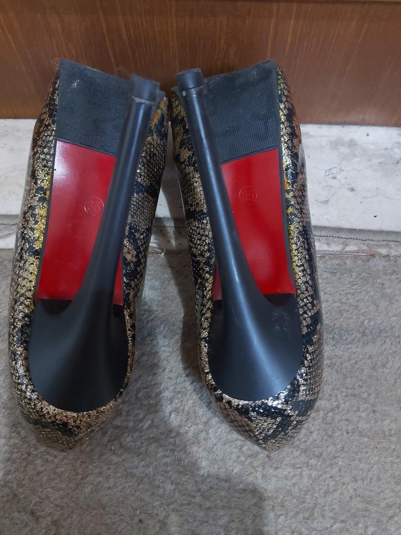 Sepatu high heels motif ular, Fesyen Wanita, Sepatu di Carousell