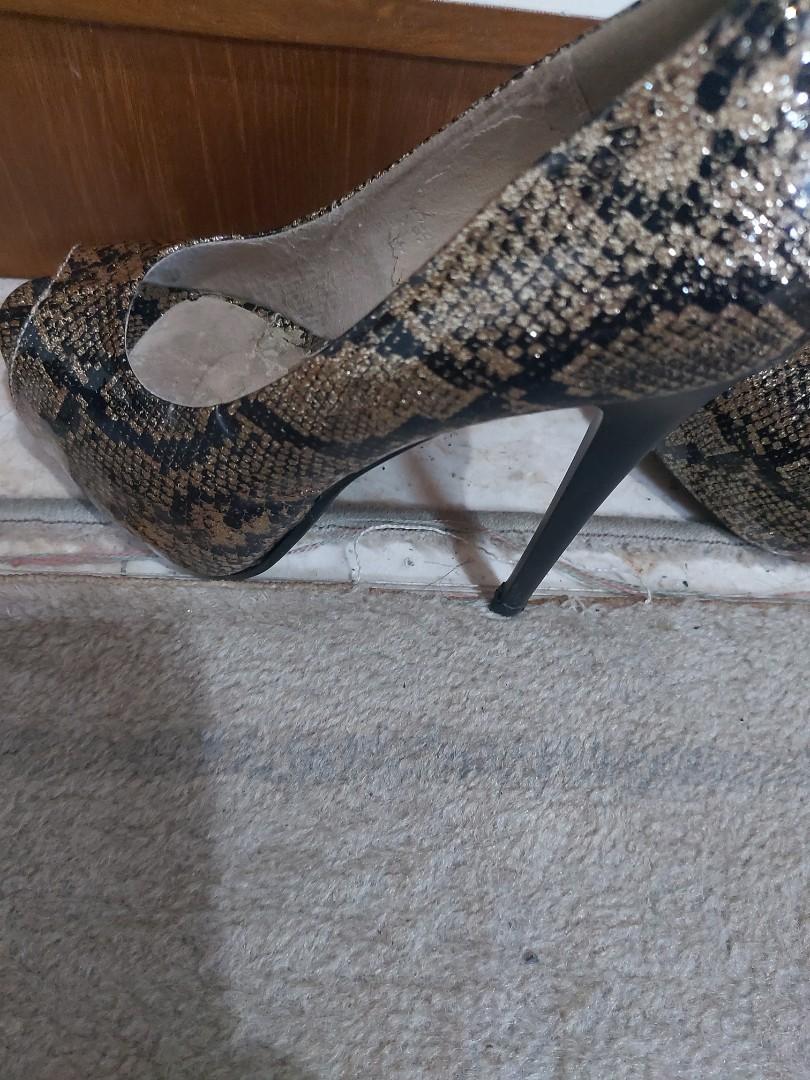 Sepatu high heels motif ular, Fesyen Wanita, Sepatu di Carousell
