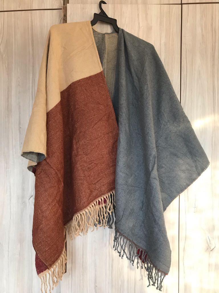 Uniqlo 2-Way Stole, Women's Fashion, Coats, Jackets and Outerwear on ...