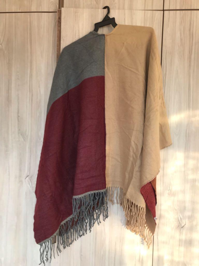 Uniqlo 2-Way Stole, Women's Fashion, Coats, Jackets and Outerwear on ...