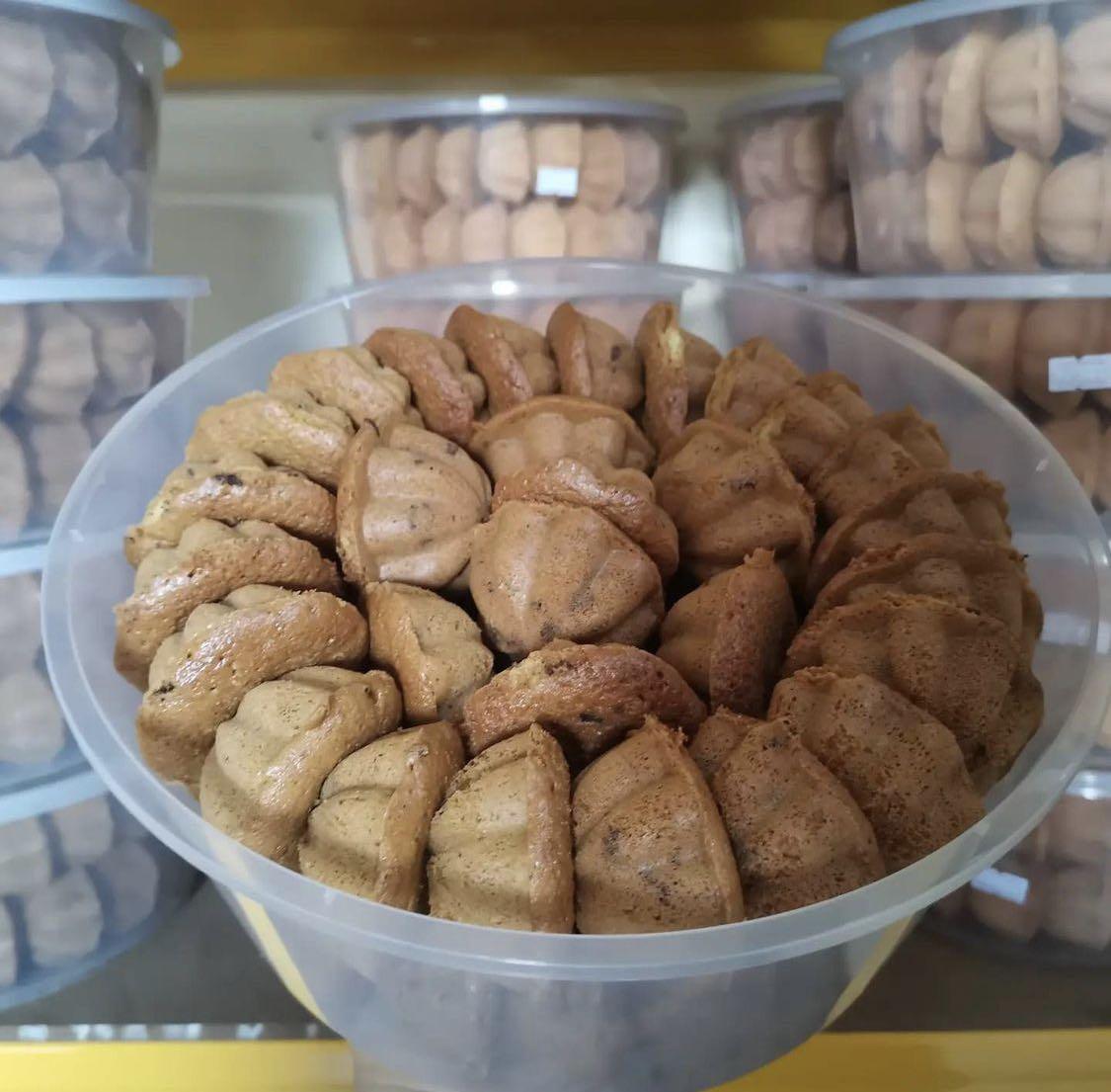 Homemade Classic kuih Platter&Box Traditional Kuih Muih, Food & Drinks ...