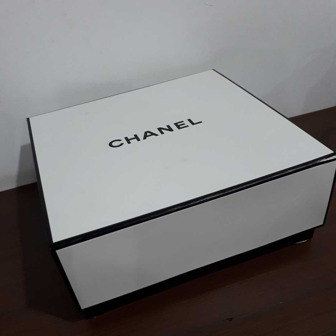 ORIGINAL CHANEL BOX 21 x 21 x 9, Serba Serbi di Carousell