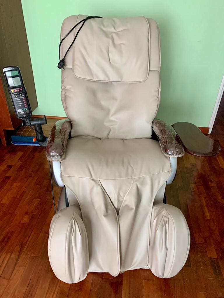 Osim Massage Chair Isymphony , Furniture & Home Living, Furniture ...