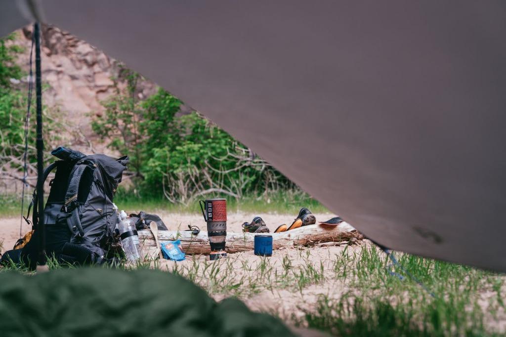 Gossamer Gear Twinn Tarp 輕量天幕, 興趣及遊戲, 旅行, 旅遊 - 旅行必需品及用品 - Carousell