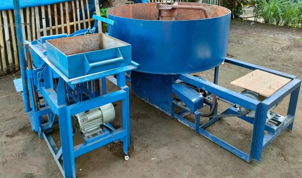 Heavy Duty CHB Machine with Motor & 1/2 Bagger Mortar Mixer with Motor ...