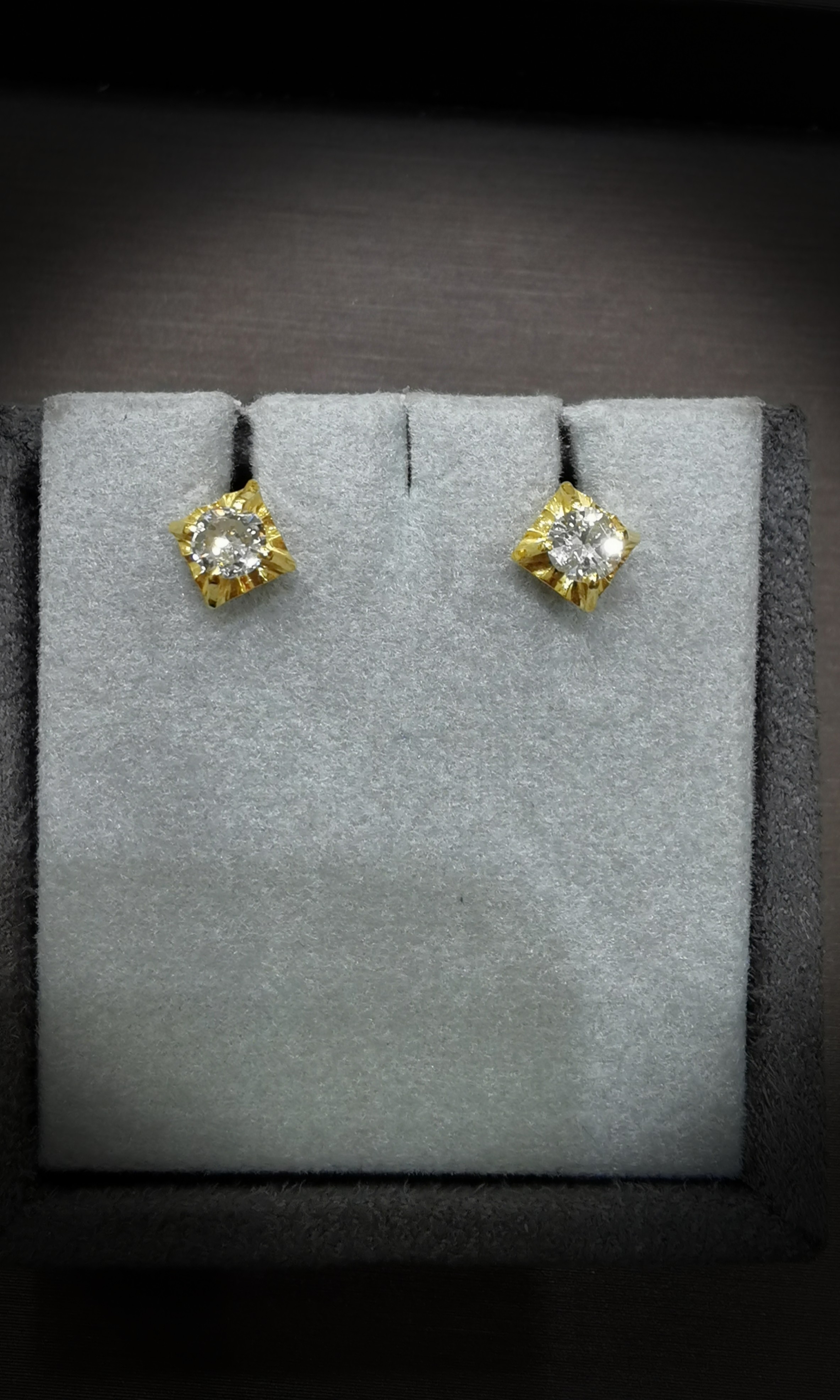 GOLD DIAMOND EARSTUD, Women's Fashion, Jewelry & Organisers, Earrings ...