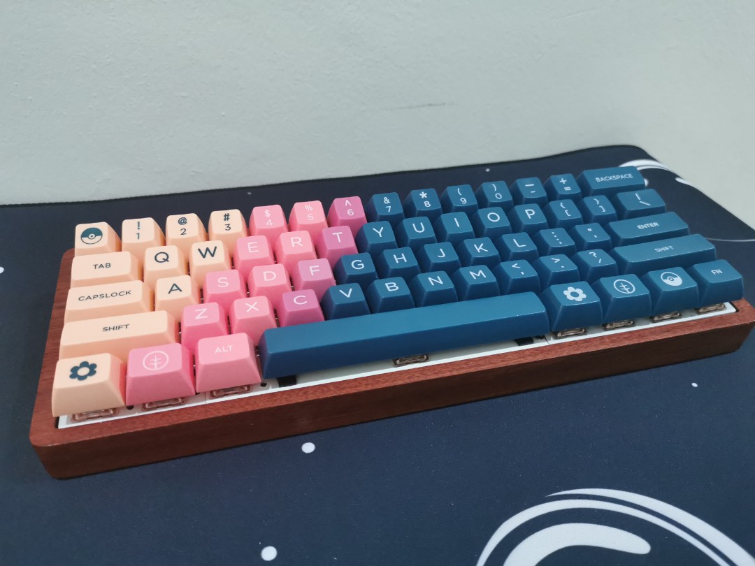 Custom mechanical keyboard - Wooden GK61 with SA Vilebloom, Computers ...