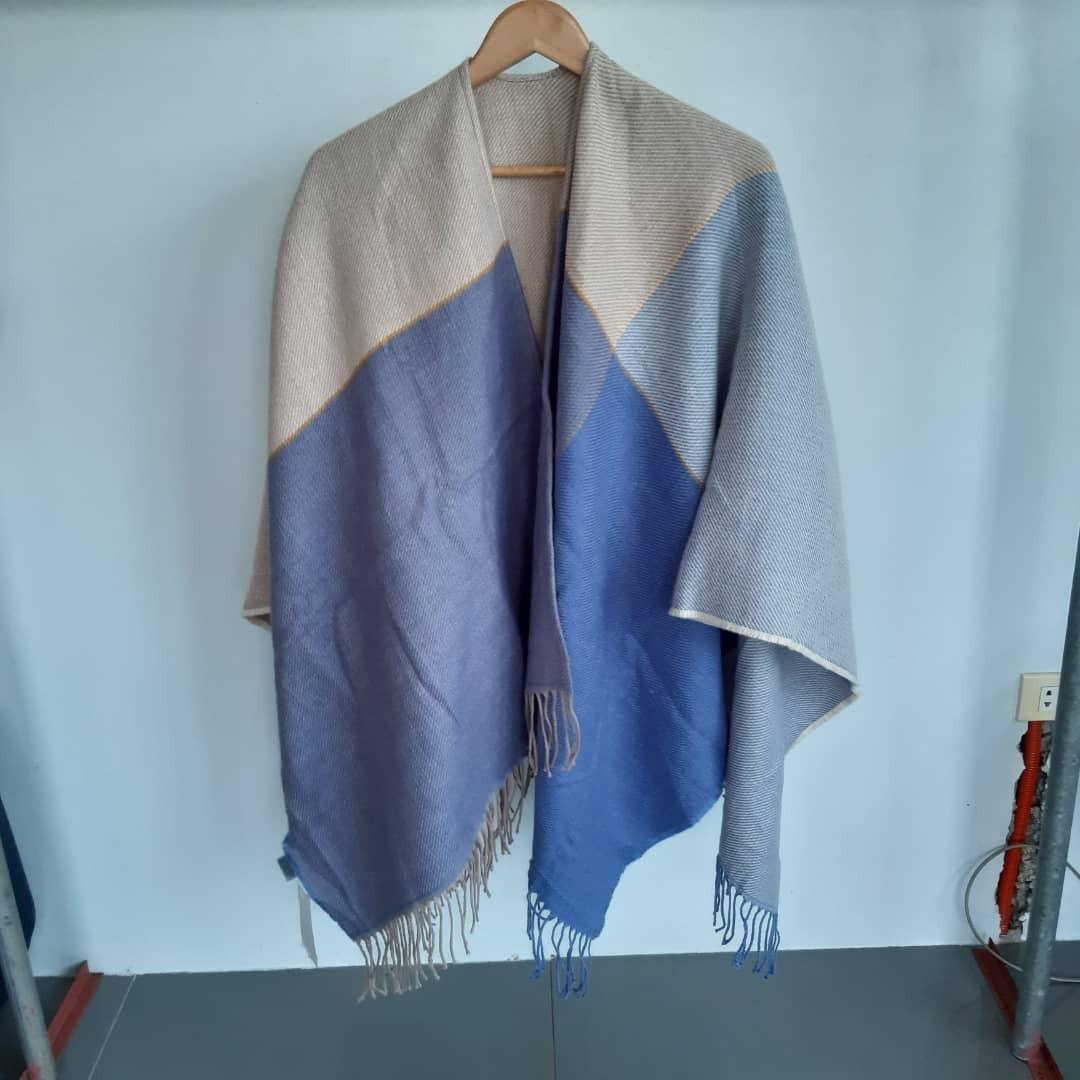 UNIQLO TWO WAY STOLE, Women's Fashion, Coats, Jackets and Outerwear on ...