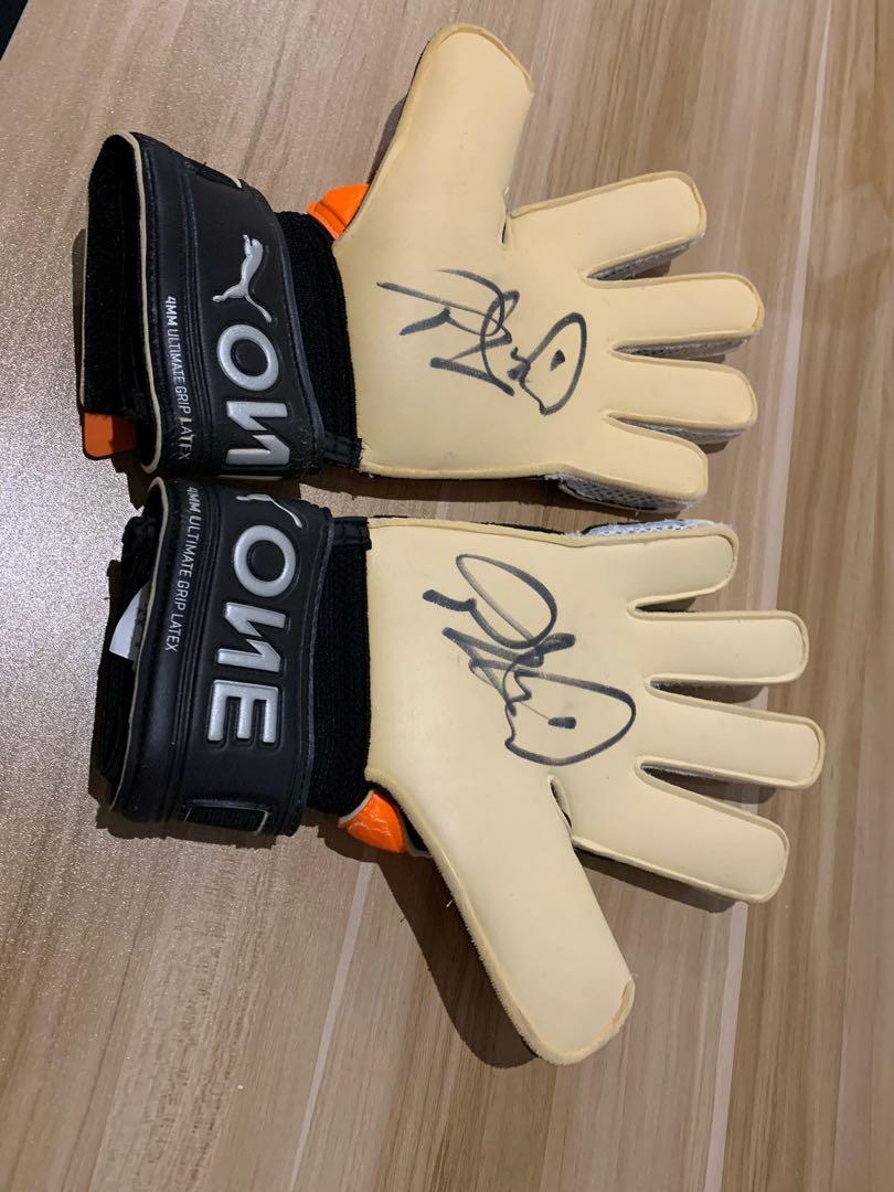 Signed Gloves worn by Petr Cech, Sports Equipment, Sports & Games ...